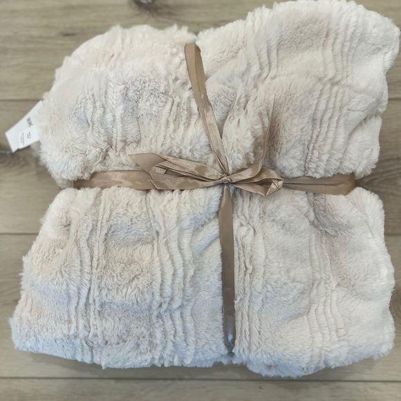 Buckle | Bedding | Buckle Plush Ivory Throw Blanket | Poshmark